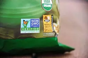 پاپ کارن کے اس بیگ پر ایک لیبل ظاہر کرتا ہے کہ یہ غیر GMO ہے۔ کچھ گروسری چینز اپنی مصنوعات پر لیبل لگانا شروع کر دیں گی تاکہ صارفین کو یہ معلوم ہو سکے کہ ان میں GMOs نہیں ہیں۔ 2012 میں کیلیفورنیا میں اسے قانون بنانے کے لیے ہونے والے ریفرنڈم کو شکست ہوئی تھی۔