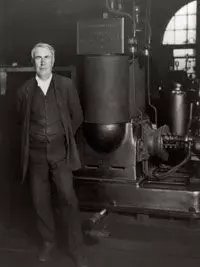 Thomas A. Edison ยืนอยู่ข้างไดนาโมไฟฟ้าดั้งเดิมของเขา