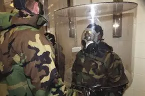 Ier d'Truppen u Liewe Sarin & VX Nerve Agenten ausgesat sinn, testen d'Zaldoten hir Masken mat Parfum an / oder kaustesch Agenten.