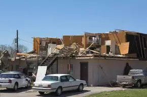Оваа куќа остана без покрив (и недостасуваат некои ѕидови) откако торнадо се сруши во Кентаки.