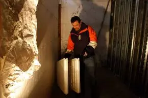 Būsto plėtotojas Scottas Chrisneris demonstruoja ICF sieną, specialius putplasčio izoliacijos blokus, kurių viduje pilamas betonas.