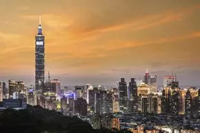 Тайвандагы Taipei 101 мунарасынын күндүн батышы.