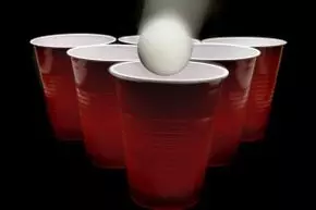 Beer pong: Tyhmä yliopistopeli ja tehokas ajoneuvo bakteerien siirtämiseen?