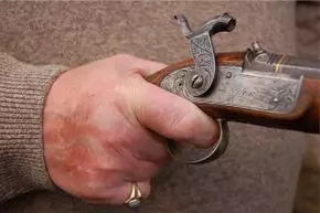 En esta imagen, puede ver el martillo, la parte elevada del arma, que se estrellaría contra la tapa que se encuentra sobre un pezón o un yunque.