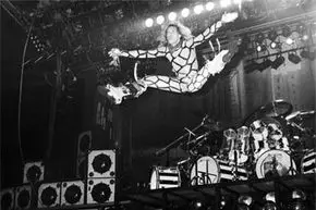 Spandex: Freund von Rockstars überall. David Lee Roth zeigt seine dehnbaren Klamotten, während er mit Van Halen bei einer Show in Philadelphia 1981 spielt.