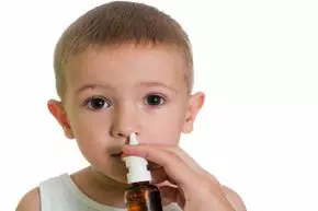 Ang FluMist nasal spray vaccine, nga usahay gihatag sa mga bata, adunay usa ka buhi nga huyang nga virus apan mahimo ra kini nga hinungdan sa impeksyon sa ilong, wala’y lain.