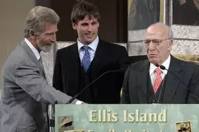 Robert Mondavi (lemin) ma’ ibnu Tim (xellug) u n-neputi Carlo waqt ċerimonja ta’ premjijiet f’Ellis Island, NYC fl-2005. Il-premjijiet jingħataw kull sena lill-immigranti ta’ Ellis Island jew lid-dixxendenti tagħhom li jisbqu fil-professjonijiet tagħhom.