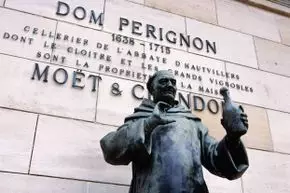 Statwa ta’ Dom Perignon barra l-inbid ta’ Moet u Chandon fi Franza.