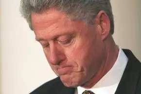 Раисиҷумҳур Билл Клинтон дар ҳоле таваққуф мекунад, ки аз ИМА 11 декабри соли 1998 барои рафтораш дар қазияи Моника Левински узрхоҳӣ мекунад.