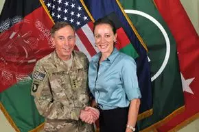 Μια φωτογραφία της 13ης Ιουλίου 2011 με τον στρατηγό Ντέιβις Πετρέους να σφίγγει τα χέρια με τη βιογράφο και παραμάνα του, Paula Broadwell.