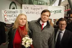 يسير الدكتور أندرو ويكفيلد (وسط الصورة) محاطًا بمؤيديه مع زوجته كارميل بعد التحدث إلى المراسلين في المجلس الطبي البريطاني العام في يناير 2010. وقد ألغى هذا الجسد رخصته الطبية في وقت لاحق من هذا العام.