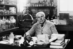 صورة عام 1929 للمخترع الأمريكي توماس إديسون في مختبره في أورانج ، نيوجيرسي.