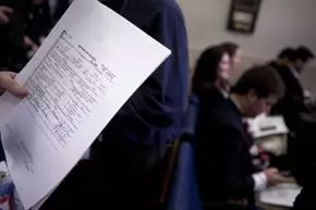 Un xornalista posúe unha copia do certificado de nacemento completo do presidente Barack Obama na sala de información da Casa Branca en 2011. Obama publicouno despois de extensas críticas por parte de quen non cre que nacera nos Estados Unidos.