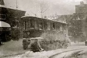 Un tranvía avanza a través de la nieve y el hielo provocados por la Gran Ventisca de 1888. Esta tormenta impulsó el desarrollo del sistema de metro de Nueva York.