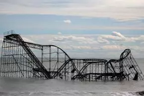 Una montaña rusa se encuentra en el Océano Atlántico después de que el muelle de Fun Town (Nueva Jersey) en el que se construyó fuera destruido por la supertormenta Sandy.