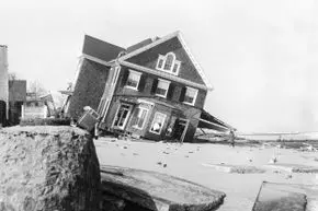 La tormenta del Miércoles de Ceniza causó muchos daños a viviendas, como esta en Rehoboth Beach, Delaware.