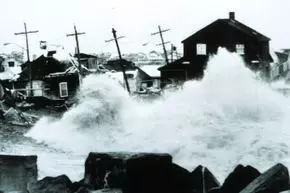 Las olas golpean Peggotty Beach, Massachusetts, durante la tormenta de 1978.