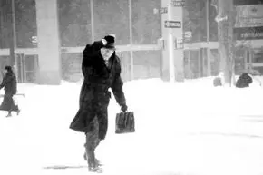 Un hombre desafía los elementos durante la tormenta de nieve de 1996.