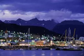 Ushuaia ရှိ aurora australis ကိုဖမ်းရန်ခက်ခဲသော်လည်း တောင်အမေရိက၏တောင်ဘက်အကျဆုံးမြို့သို့ အလည်အပတ်သွားခြင်းသည်လည်း ဖြစ်ရပ်တစ်ခုဖြစ်သည်။