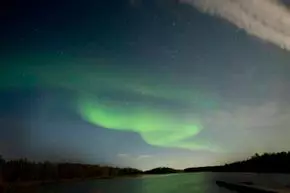 Yellowknife ၏ ကြည်လင်သော ကောင်းကင်ယံသည် သင့်အား Aurora borealis ကို မြင်နိုင်ခြေ ပိုများစေသည်။