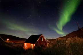 Kangerlussuaq ရှိ ရိုးရာတည်းခိုခန်းများသည် Northern Lights ခရီးသွားအချို့အတွက် Greenland ကို ပို၍ဆွဲဆောင်မှုရှိစေနိုင်သည်။