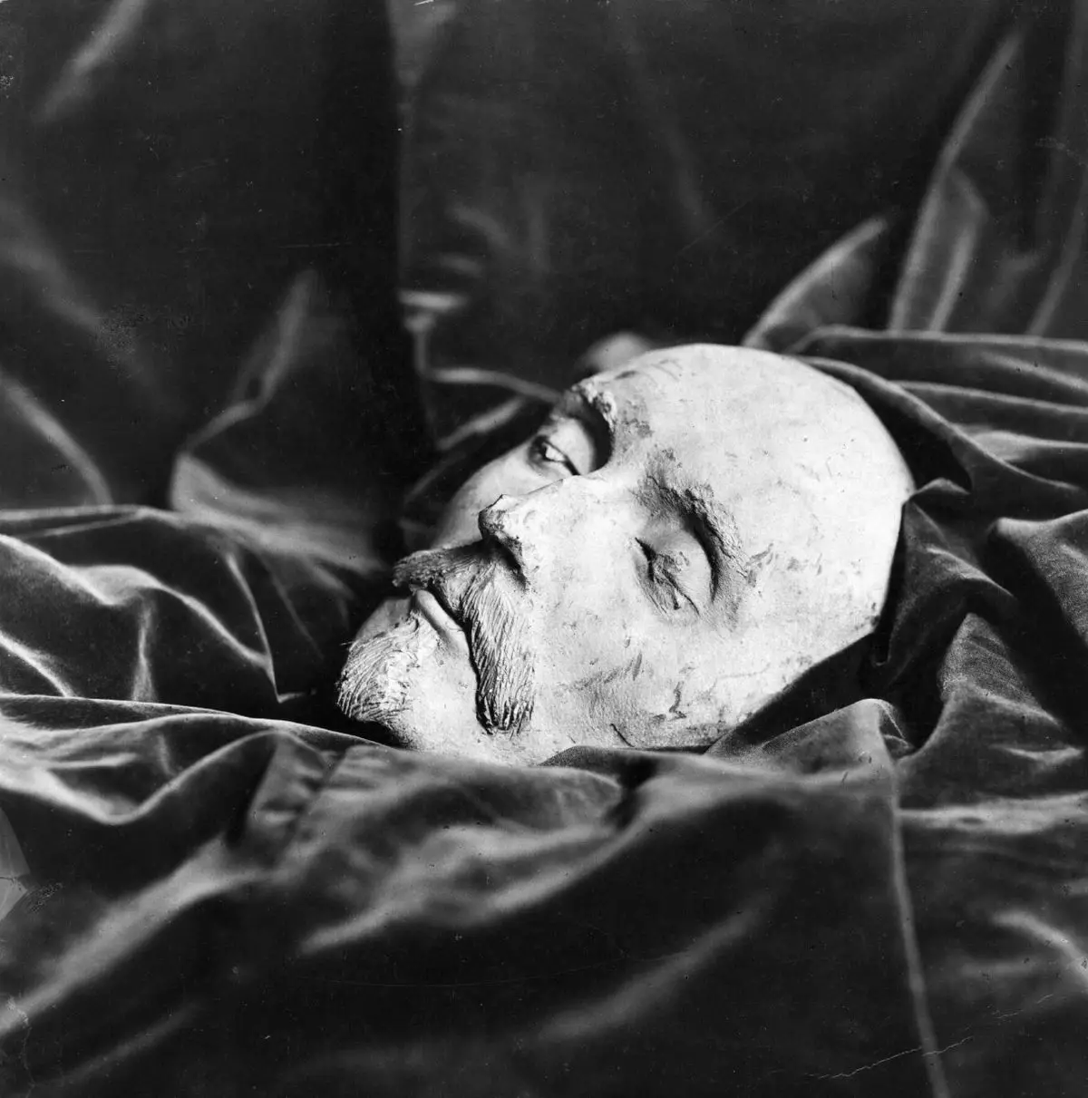 Máscaras mortuorias: el tema más paciente de un artista: cómo funcionan las máscaras mortuorias