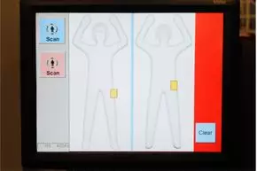 Tämä Las Vegasin lentokentällä helmikuussa 2011 sijaitseva monitori näyttää automatisoidun kohteentunnistusohjelmiston, joka on vastuussa yleisen näytön luomisesta henkilön kehosta. Vertaa visuaalista kuvaa seuraavalla sivulla olevaan yksityiskohtaisempaan mmw-kuvaan kehosta.