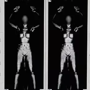 U usporedbi s generičkim obrisom tijela koji ste upravo vidjeli, ova slika proizvedena uvođenjem mmw skenera u prosincu 2009. pruža puno više detalja.