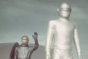 Klaatu (majtas) dhe Gort (djathtas) dalin nga anija e tyre kozmike në një film promovues nga filmi i vitit 1951