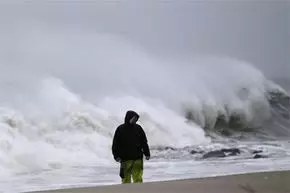 នៅតំបន់ខ្លះនៃភាគឦសានសហរដ្ឋអាមេរិក ការកើនឡើងនៃព្យុះ Sandy គឺបំបែកកំណត់ត្រា។ បុរសម្នាក់នេះកំពុងឈរនៅឆ្នេរ Cape May នៃរដ្ឋ New Jersey ខណៈកំពុងហែលទឹកពីផ្គរលាន់ Sandy ទៅកាន់ឆ្នេរ។