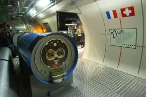 Mfano wa handaki kubwa la Hadron Collider (LHC) kama inavyoonekana katika kituo cha wageni cha CERN (Shirika la Ulaya la Utafiti wa Nyuklia) huko Geneva-Meyrin, Uswizi. LHC ndicho kiongeza kasi cha chembe kikubwa na chenye nguvu zaidi duniani.