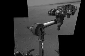 Samsett mynd sýnir Curiosity Mars flakkara NASA með vélfærahandlegginn útréttan í fyrsta skipti á Mars, 20. ágúst 2012. Gæti verið tími þar sem sérhver geimhlutur hefur samskipti sín á milli frekar en bara við jarðstöðvar?