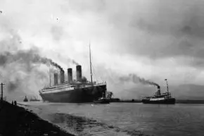 De Titanic ferlit Belfast om har besikingen te begjinnen, lutsen troch sleepboaten - koart foar har desastreus famkesreis fan april 1912.