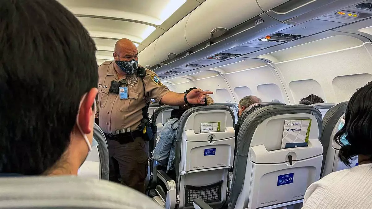Μάχη ή πτήση: Οι απείθαρχοι επιβάτες έχουν κάνει το πέταγμα εντελώς τρομακτικό