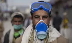 Para demonstran Yaman ngagem respirator sareng kacasoca pikeun protés antipamaréntah 2011.