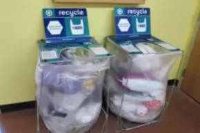 Banyak kedai runcit menerima beg plastik untuk dikitar semula, yang sentiasa lebih baik daripada menghantar plastik ke tapak pelupusan sampah.