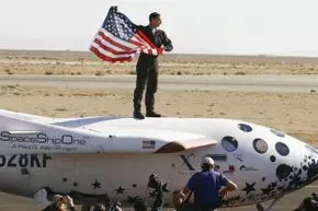 SpaceShipOne 10 مىليون دوللارلىق ئەنسارى X مۇكاپاتىغا ئېرىشكەندىن كېيىن ، ئۇچقۇچى Brian Binnie ئامېرىكا بايرىقىنى تۇتتى. مۇشۇنىڭغا ئوخشاش مۇكاپاتلار سودا بوشلۇقى تەرەققىياتىنى كۈچەيتەلەيدۇ.