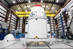 كىشىنى ھاياجانغا سالىدىغان بىر دەقىقىدە ، SpaceX نىڭ ئەجدىھا كاپسۇلى ۋاقىتنى يەنە بىر قېتىم ئالەمگە قاراپ راكېتا قىلغۇچە ۋاقىت سەرپ قىلىدۇ.