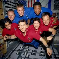 Bu, STS-107 ekibinin geri kalanıyla birlikte Ilan Ramon (sağ altta kırmızı). Yine de İsrail, Columbia kazasında kendi içlerinden birini kaybettiğinden beri uzaydan vazgeçmedi.