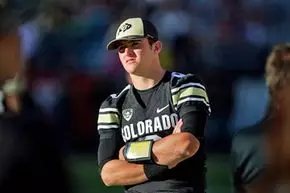 Tyler Hansen, quarterback da Universidade do Colorado, assiste após ser retirado do jogo contra a Universidade de Oregon em 22 de outubro de 2011, após sofrer uma concussão. Especialistas dizem que duas concussões ocorrendo juntas podem ser fatais.