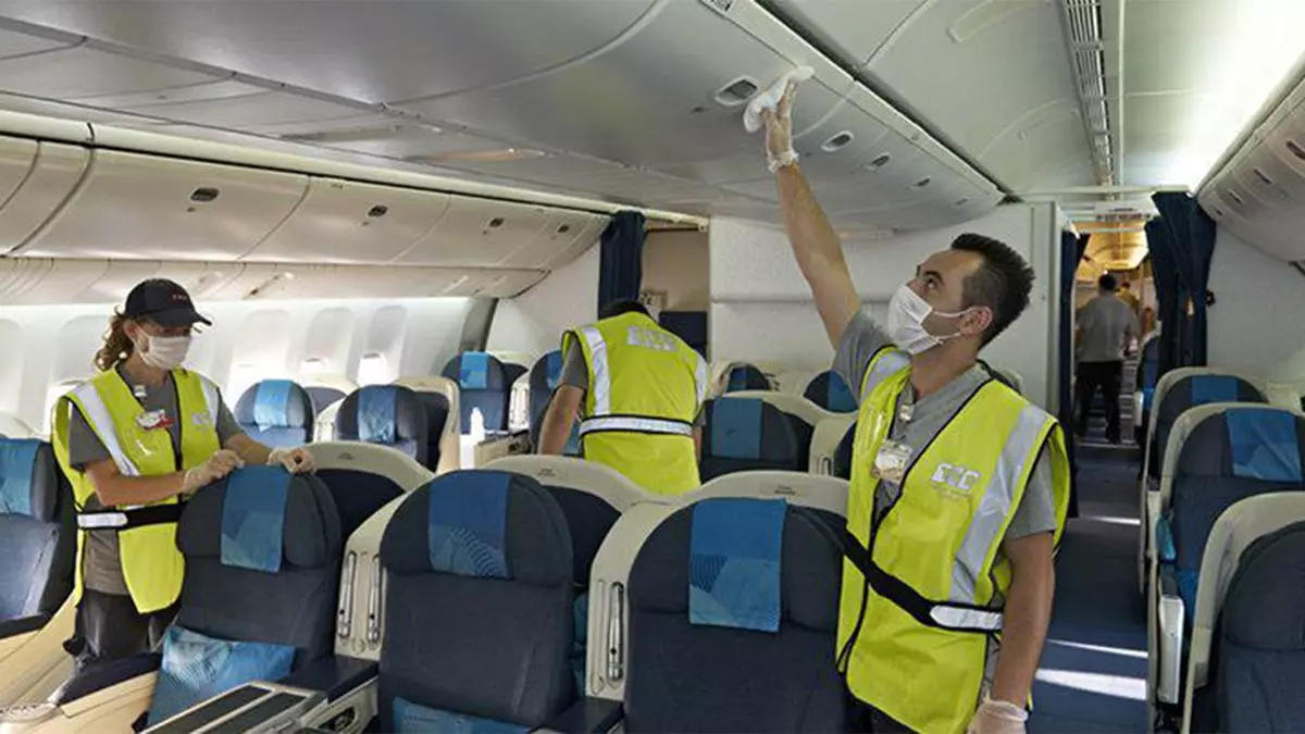 Làm thế nào các hãng hàng không làm sạch máy bay nhanh chóng như vậy