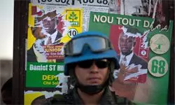 Dit is 'n Brasiliaanse VN-soldaat, nie 'n Haïtiaanse een nie, wat tydens die land se 2011-verkiesing in Port-au-Prince waghou.