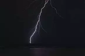 Стенли Милер је паметно увео електричну струју у боцу симулирајући рану атмосферу у покушају да опонаша ударе грома.
