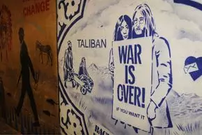 De Graffiti Kënschtler Banksy aktualiséiert dem John Lennon an dem Yoko Ono säin 1969 Vietnamkrich Protest fir de modernen bewaffnete Konflikt unzegoen.