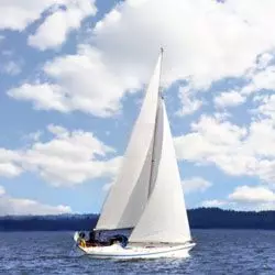 Hej, titta på det...vinden får min båt att röra sig! Forntida sjömän utnyttjade först vindens kraft.