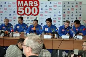 520-દિવસના માર્સ 500 મિશનના તમામ પુરૂષ છ માણસોએ લાલ ગ્રહ પર ફ્લાઇટનું વિકરાળ અનુકરણ શરૂ કર્યું તેના થોડા સમય પહેલા જૂન 2010માં એક પ્રેસ કોન્ફરન્સ આપે છે.