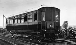 Dësen North Eastern Railway Autocar, gebaut am Joer 1923, gouf mat enger Westinghouse Loftbremse ausgestatt.