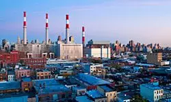 A New York állambeli Queensben található erőmű a George Westinghouse által úttörő váltóáramú áramot használ.