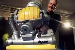 Penemu James Dyson nduduhake penemuan hoovering paling anyar ing 14 Maret 2005 ing London. Vacuum cleaner nggantèkaké papat wheel tradisional karo siji werni kanggo nuntun ing lantai menehi tambah maneuverability.