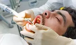 See tüüp on hambaarsti juures nii lõdvestunud, et ta silmad on kinni. Aitäh, anesteesia ja Horace Wells.